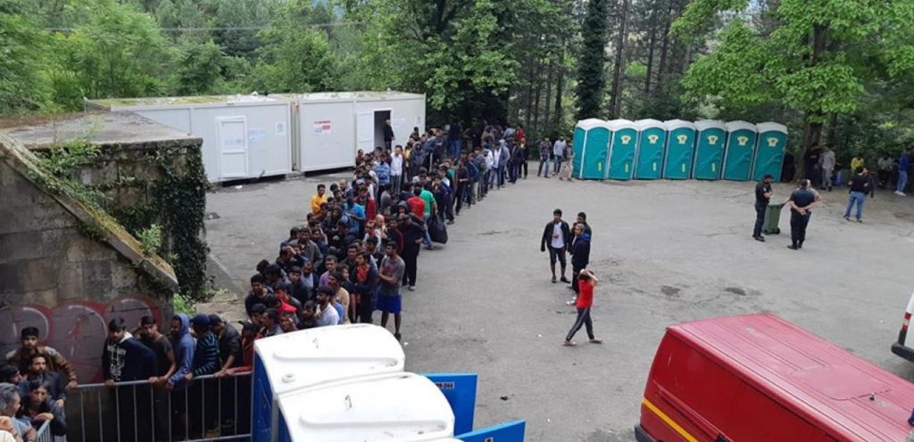 MIGRANTSKA KRIZA U KRAJINI: U VUČIJAK STIGLA PRVA CISTERNA SA VODOM ...